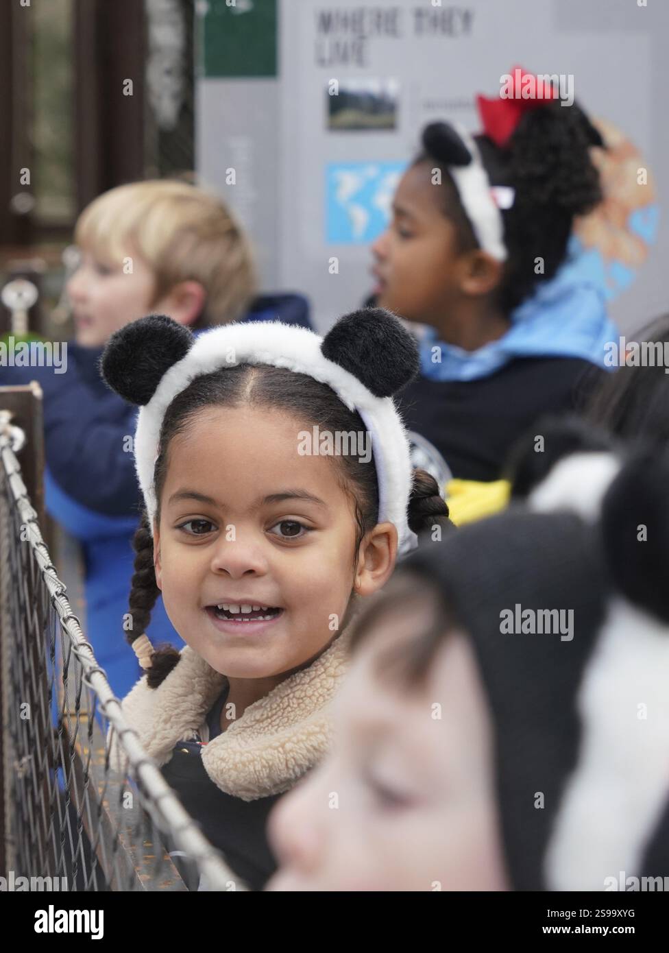 (250125) -- WASHINGTON, Jan. 25, 2025 (Xinhua) -- Kids look at the ...