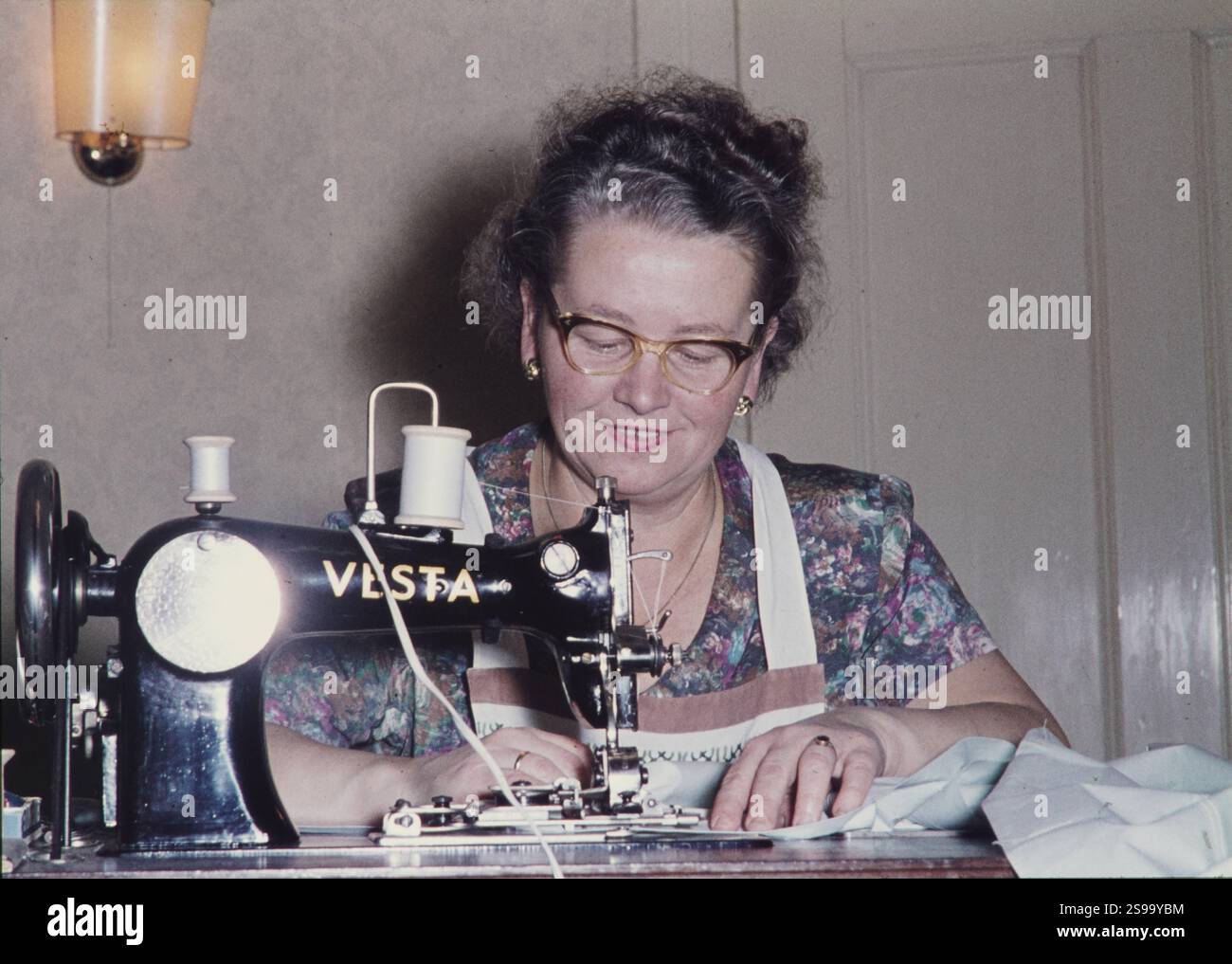 Frau bei der Arbeit GER, 20214002, Aufnahme ca. 1950,Frau beim nähen ...
