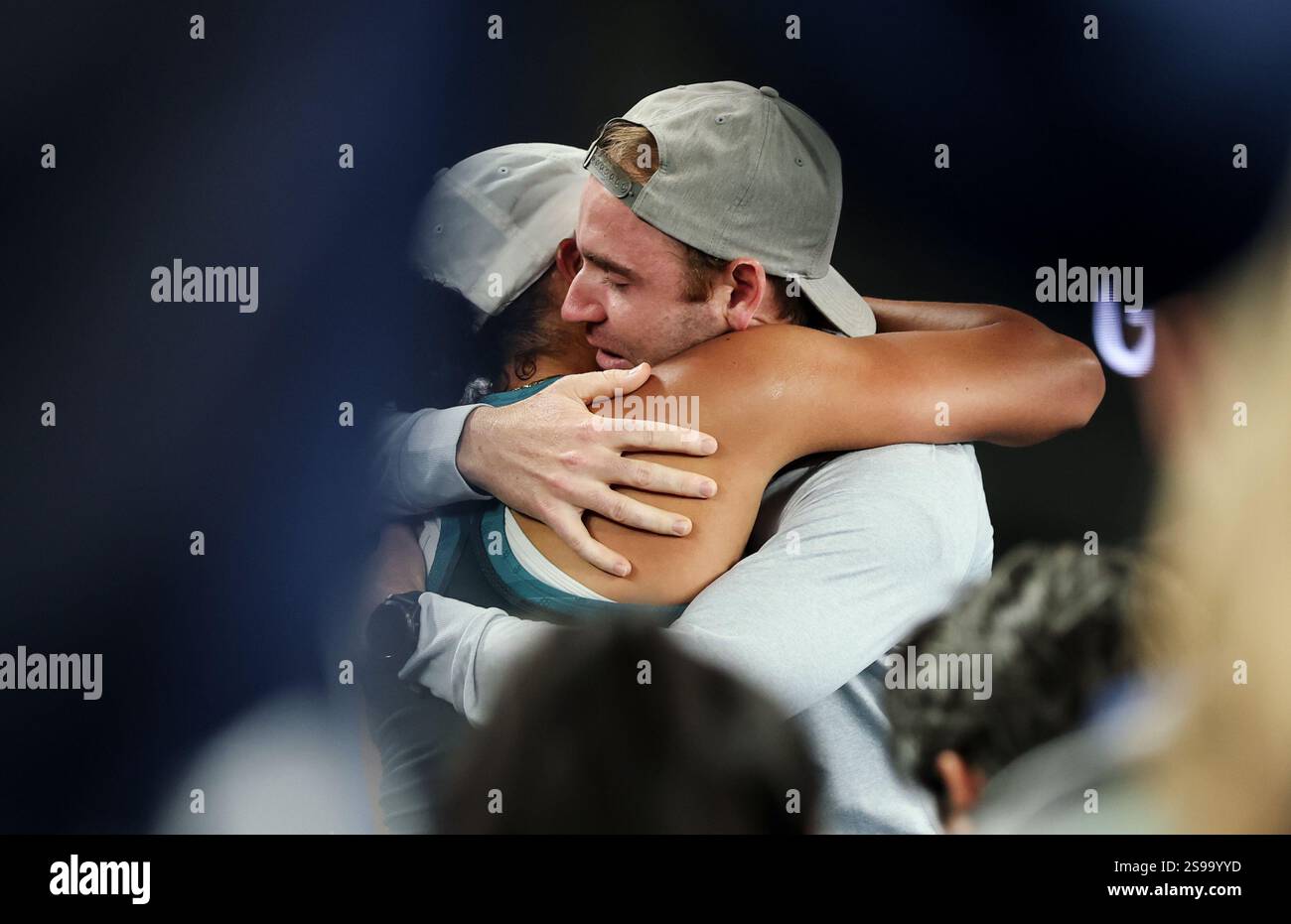 (250125) -- MELBOURNE, Jan. 25, 2025 (Xinhua) -- Madison Keys (L) hugs ...