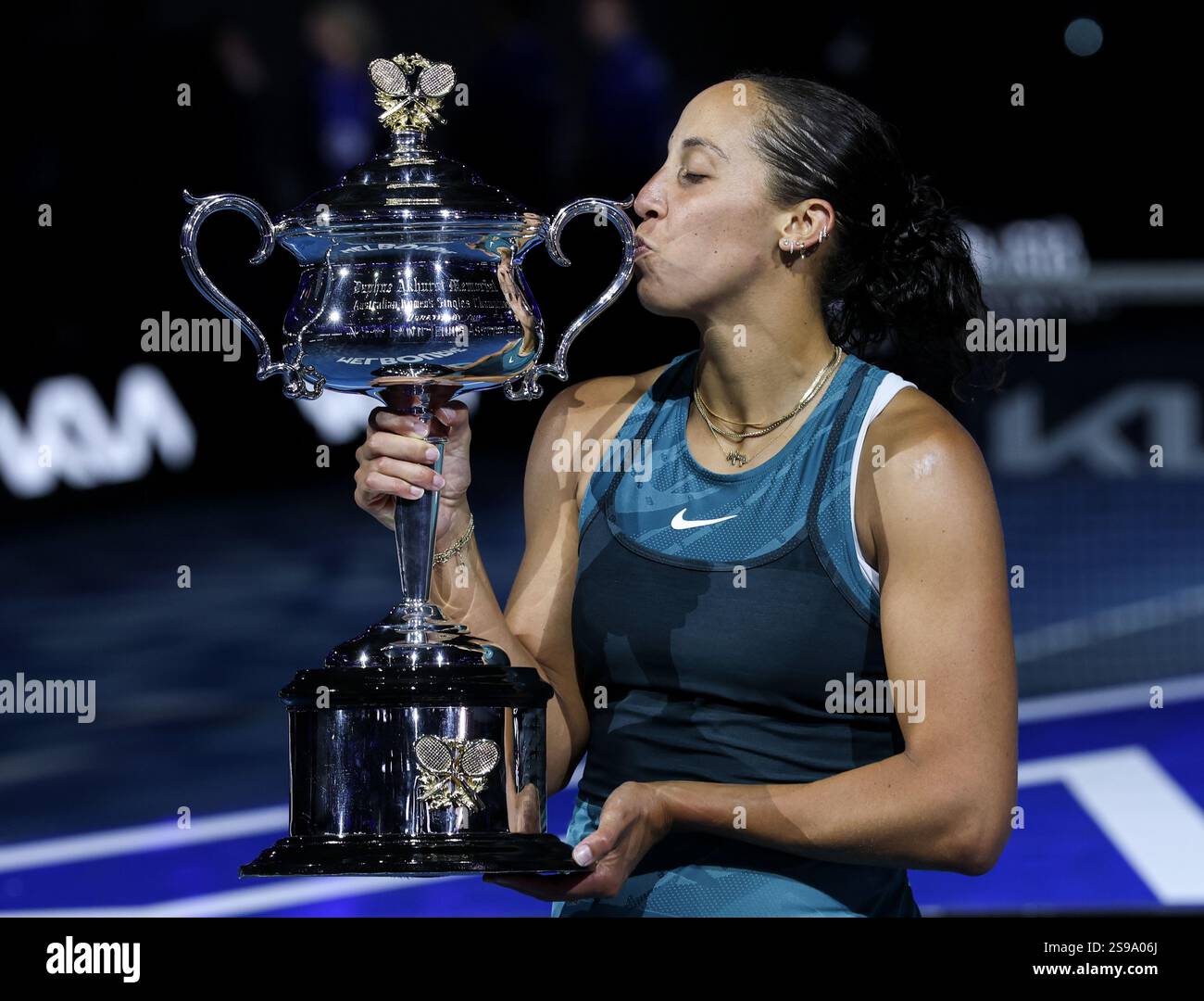 (250125) -- MELBOURNE, Jan. 25, 2025 (Xinhua) -- Madison Keys kisses ...