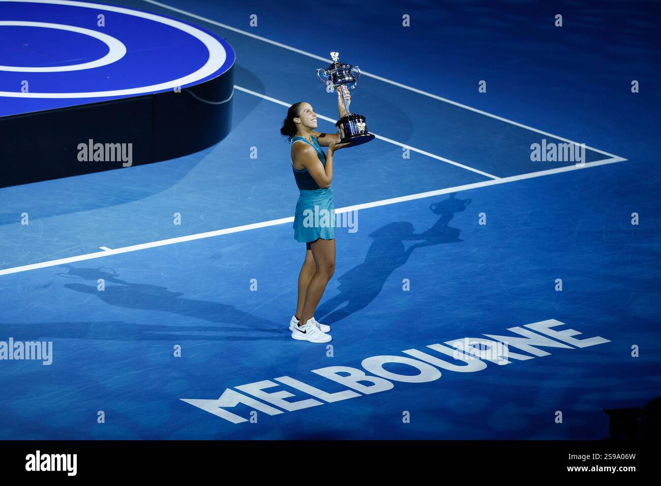 (250125) -- MELBOURNE, Jan. 25, 2025 (Xinhua) -- Madison Keys poses ...