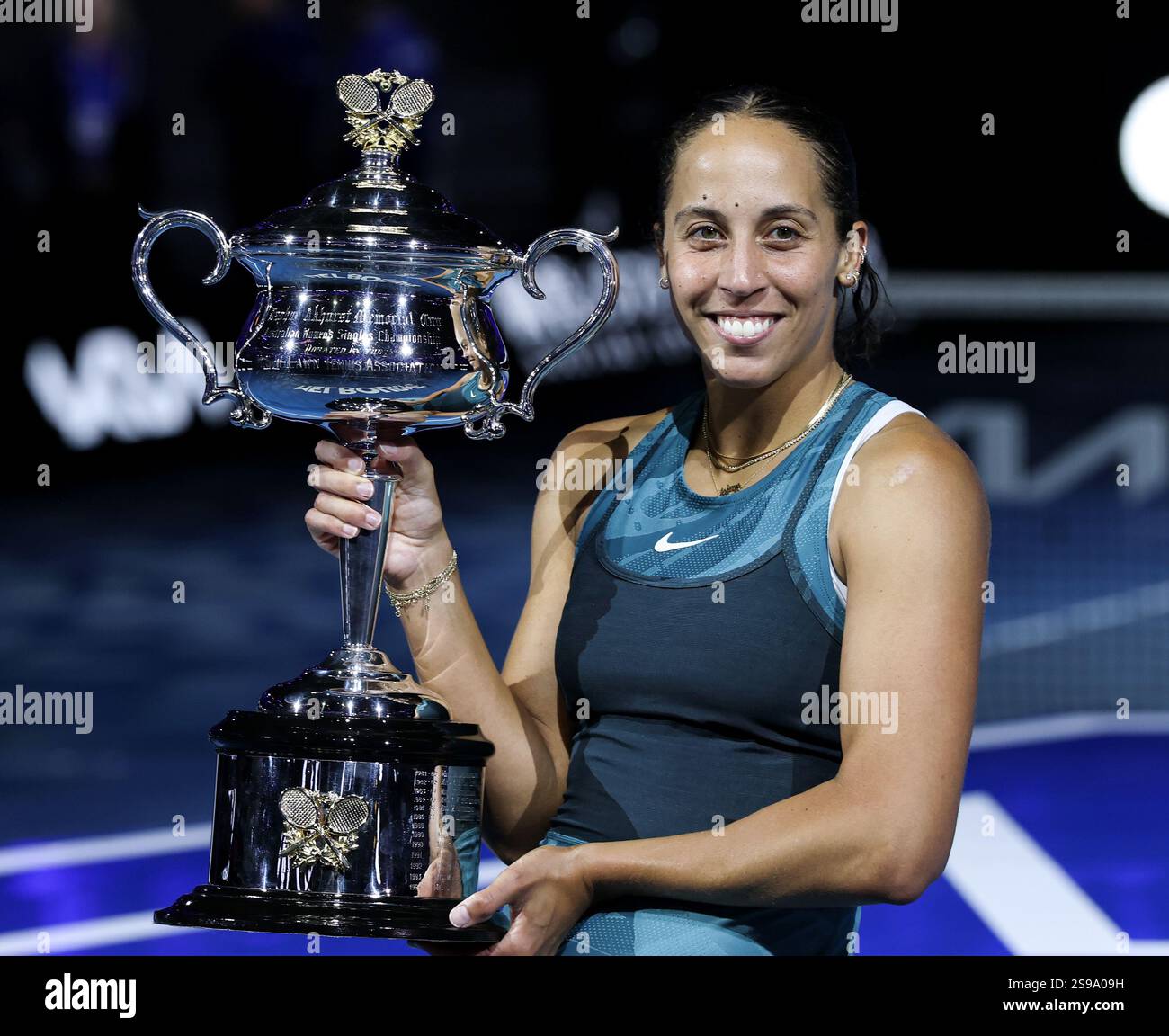 (250125) -- MELBOURNE, Jan. 25, 2025 (Xinhua) -- Madison Keys poses ...