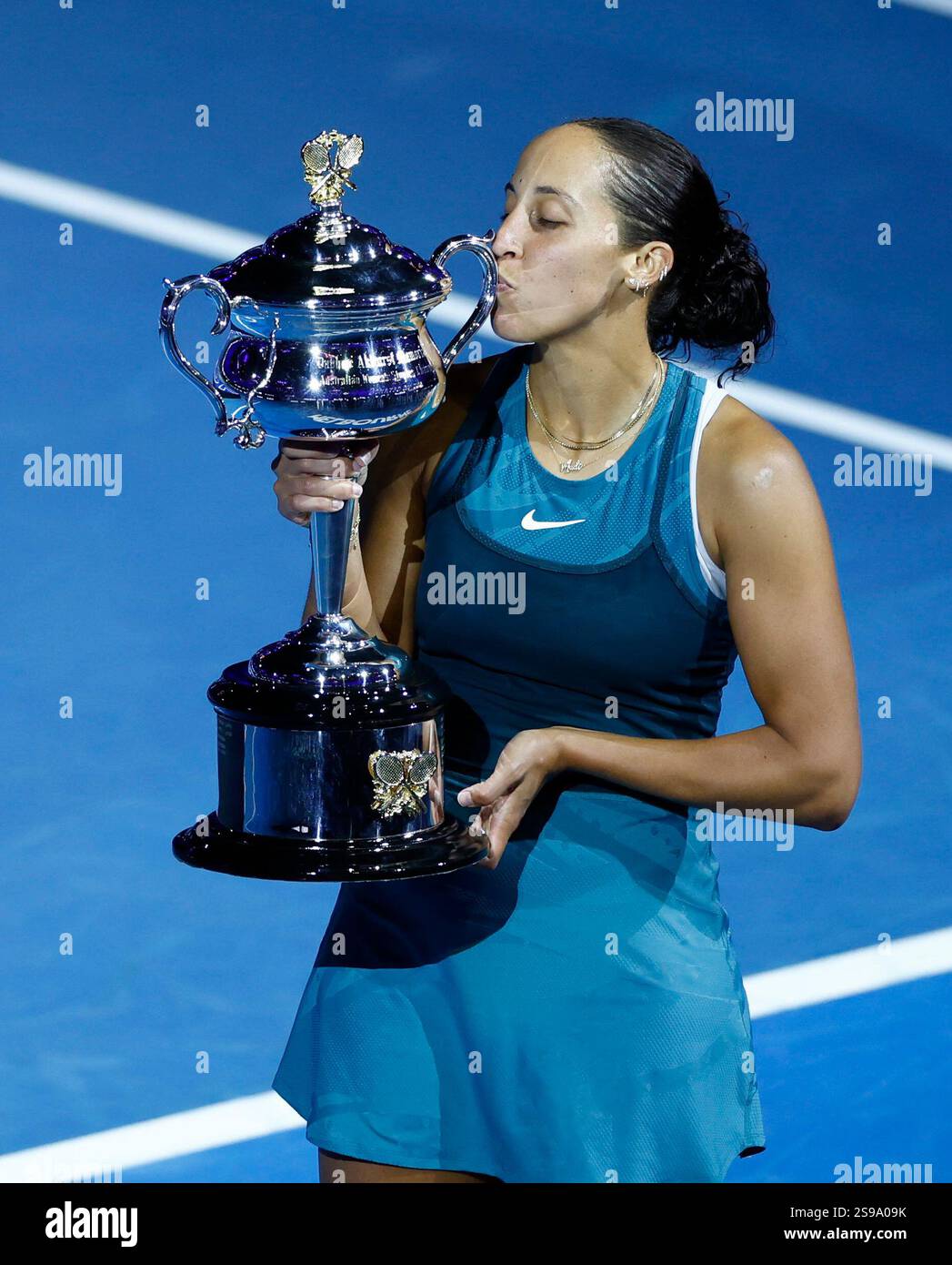 (250125) -- MELBOURNE, Jan. 25, 2025 (Xinhua) -- Madison Keys kisses ...
