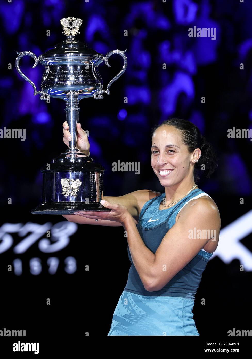 (250125) -- MELBOURNE, Jan. 25, 2025 (Xinhua) -- Madison Keys poses ...