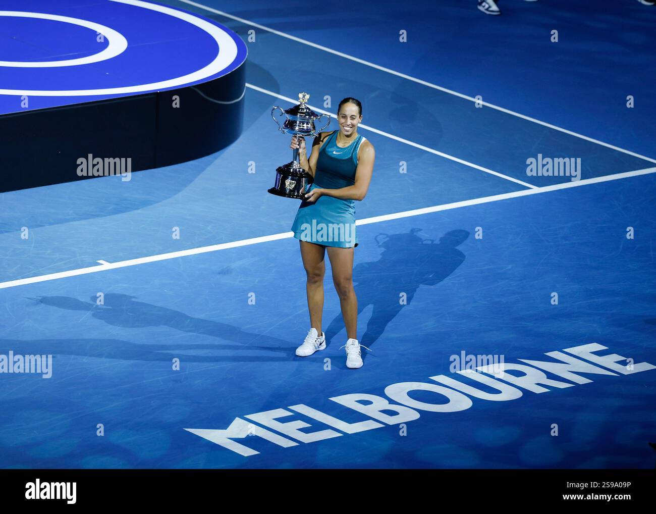 (250125) -- MELBOURNE, Jan. 25, 2025 (Xinhua) -- Madison Keys poses ...