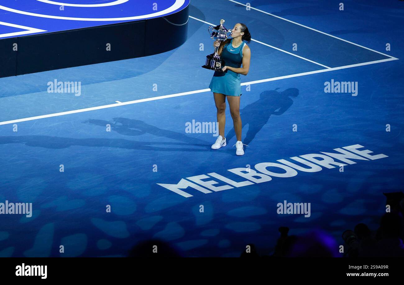 (250125) -- MELBOURNE, Jan. 25, 2025 (Xinhua) -- Madison Keys kisses ...