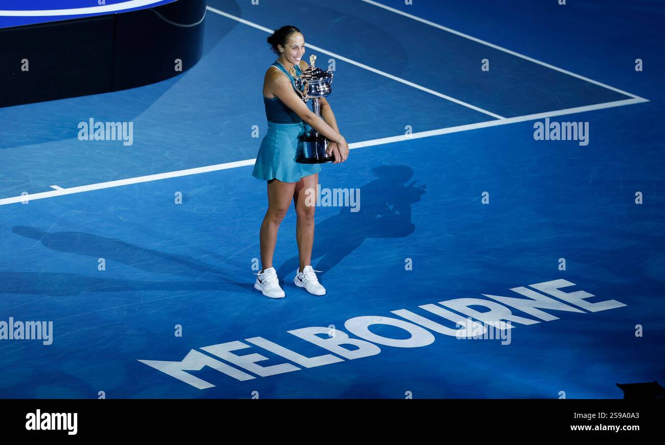 (250125) -- MELBOURNE, Jan. 25, 2025 (Xinhua) -- Madison Keys poses ...