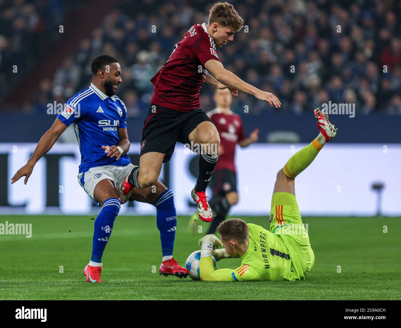 Moussa Sylla (FC Schalke 04, #9) im Zweikampf gegen Torwart Jan ...