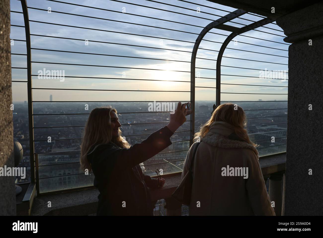 (250125) -- TURIN, Jan. 25, 2025 (Xinhua) -- Tourisits visit Mole ...