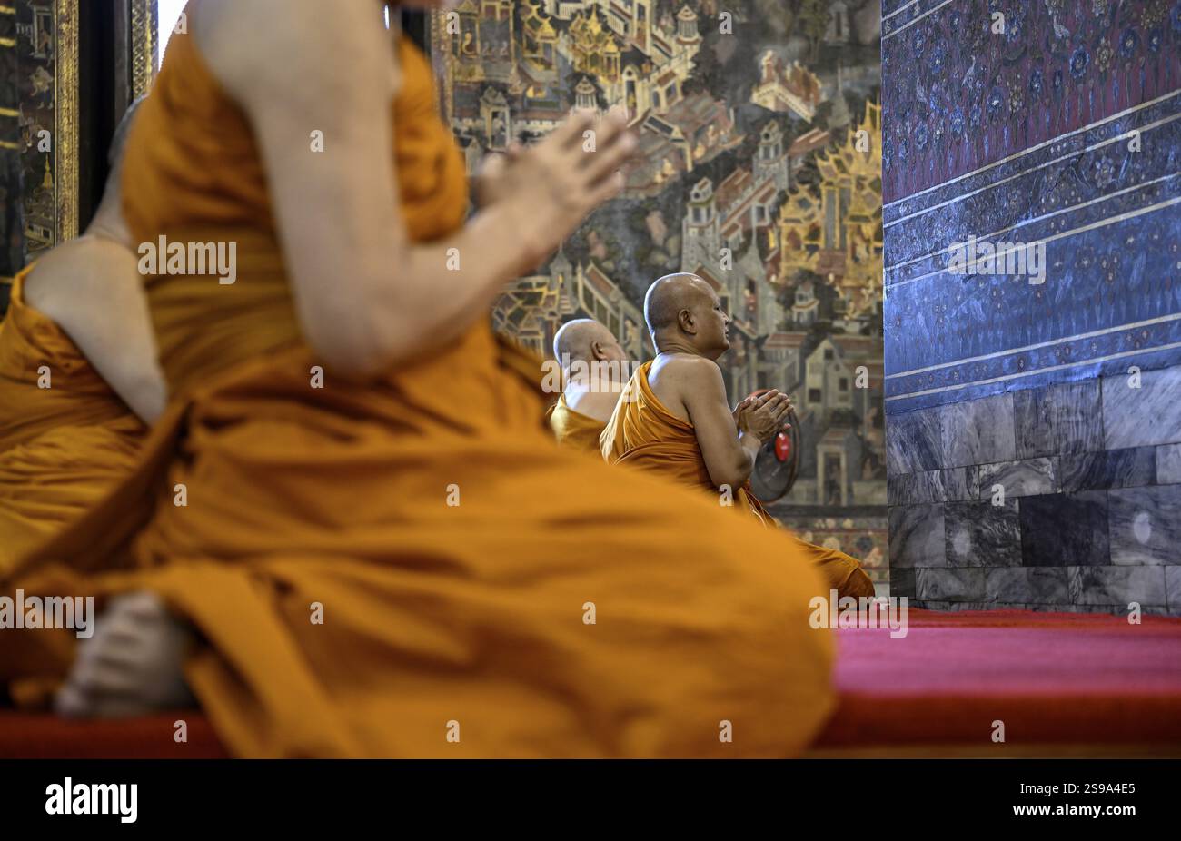 Buddhist monks at prayer, Wat Pho, Temple of the Reclining Buddha ...