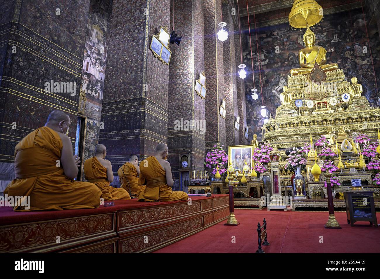 Buddhist monks at prayer, Wat Pho, Temple of the Reclining Buddha ...