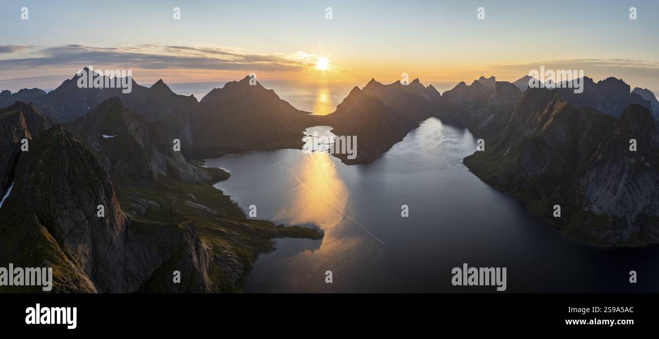Midnight sun view reine hi-res stock photography and images - Alamy