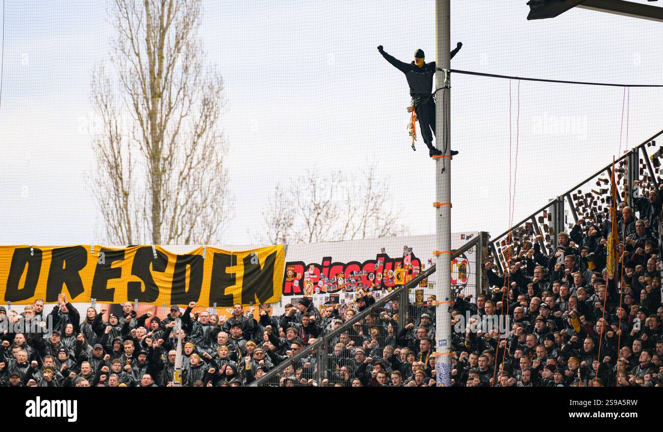 25 January 2025, Brandenburg, Cottbus: Soccer: 3rd division, FC Energie ...