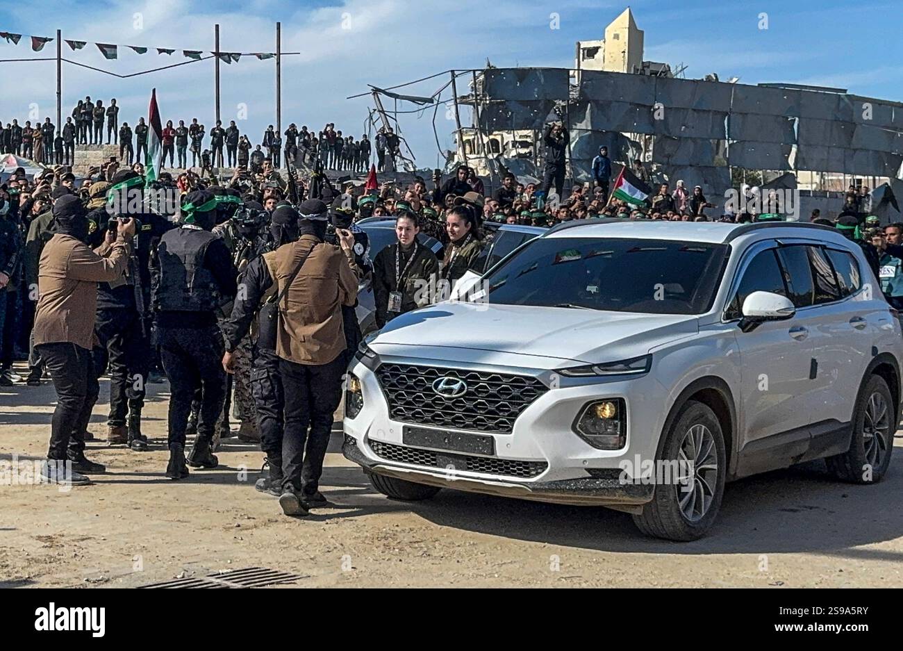 Hamas fighters escort four Israeli soldiers Prisoners douring handing ...