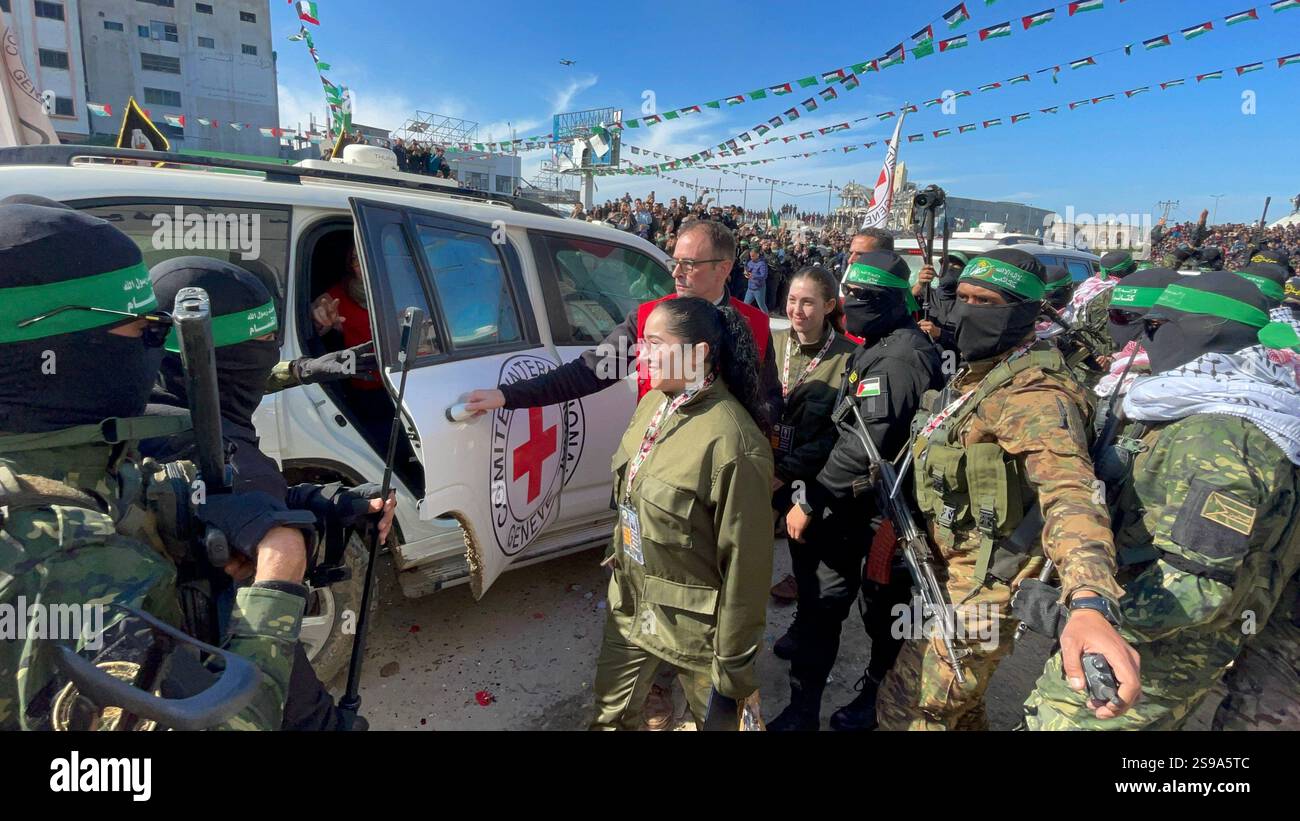 Hamas fighters escort four Israeli soldier Prisoners douring handing ...