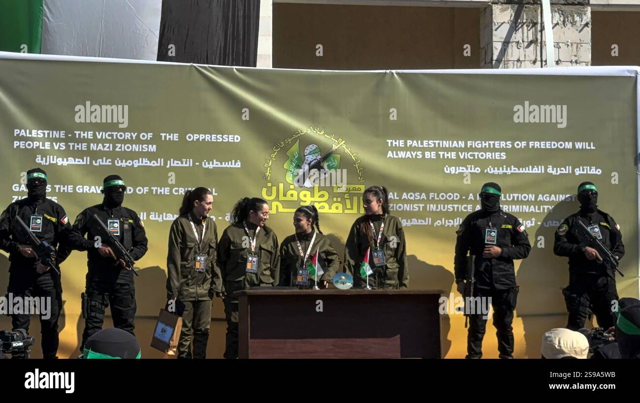 Hamas fighters escort four Israeli soldier Prisoners on a stage before ...