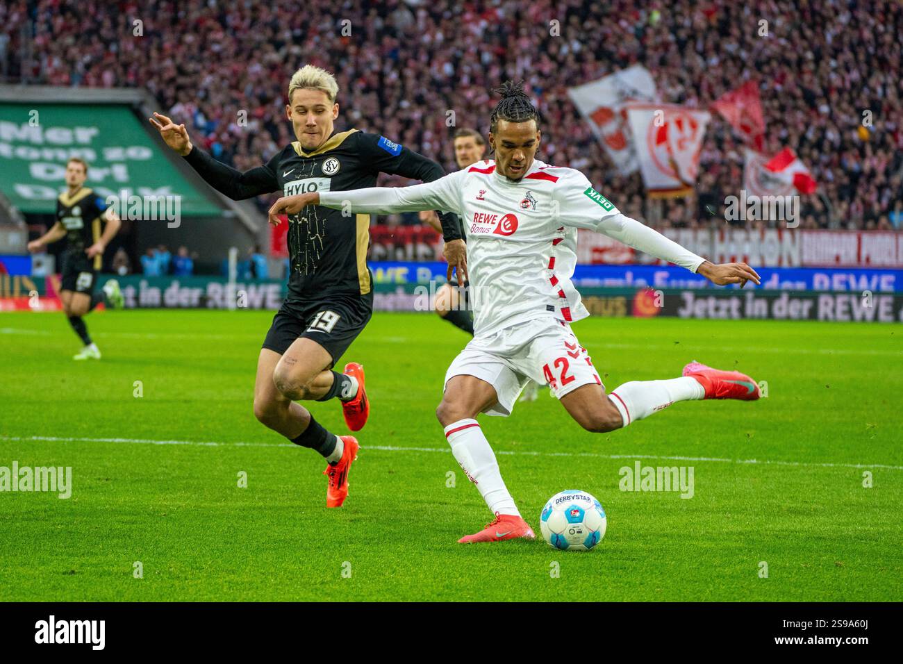 Schuss von Damion Downs (1. FC Koeln, #42) 1. FC Koeln vs. SV ...