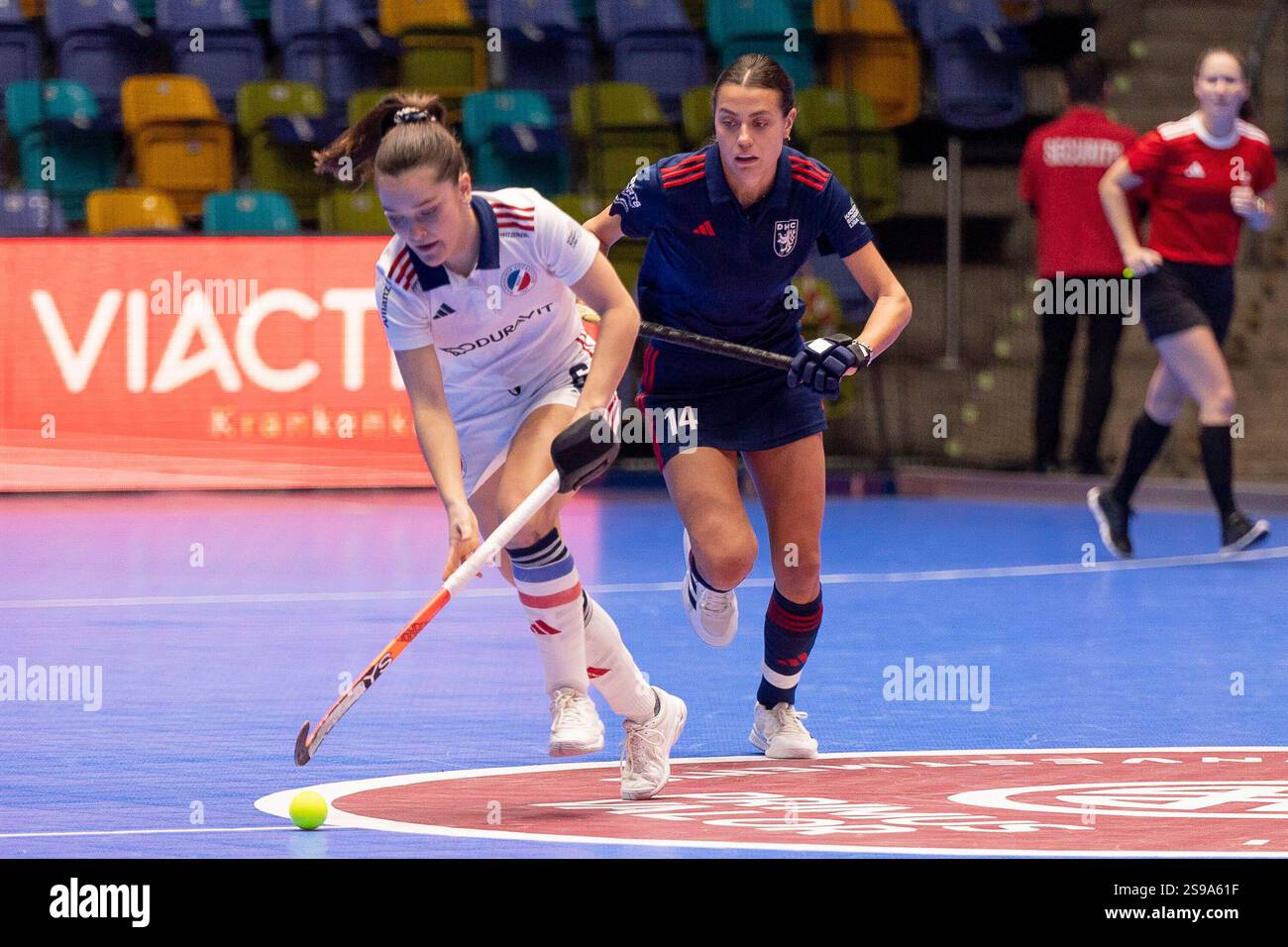 Fiona Felber (Mannheimer HC #6) am Ball und Selin Oruz (D?sseldorfer HC ...