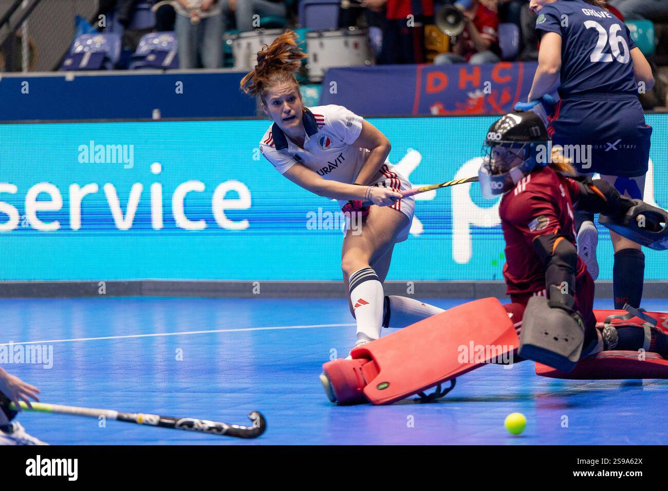 Sonja Zimmermann (Mannheimer HC #11) mit einem Schuss aufs Tor & Femke ...