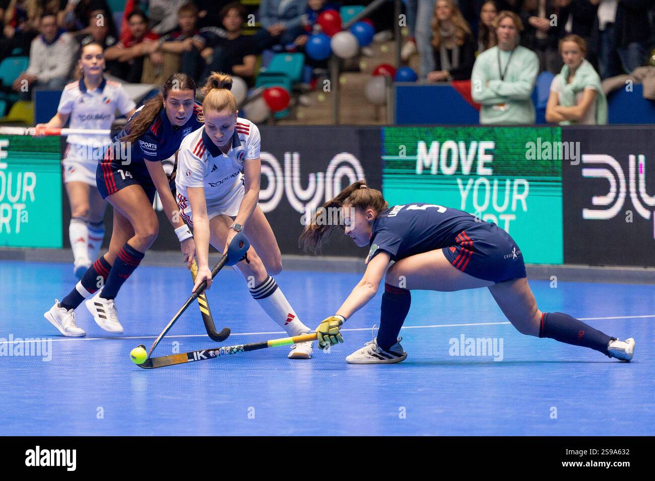 Lisa Mayerh?fer (Mannheimer HC #17) & Pia Lhotak (D?sseldorfer HC #5 ...