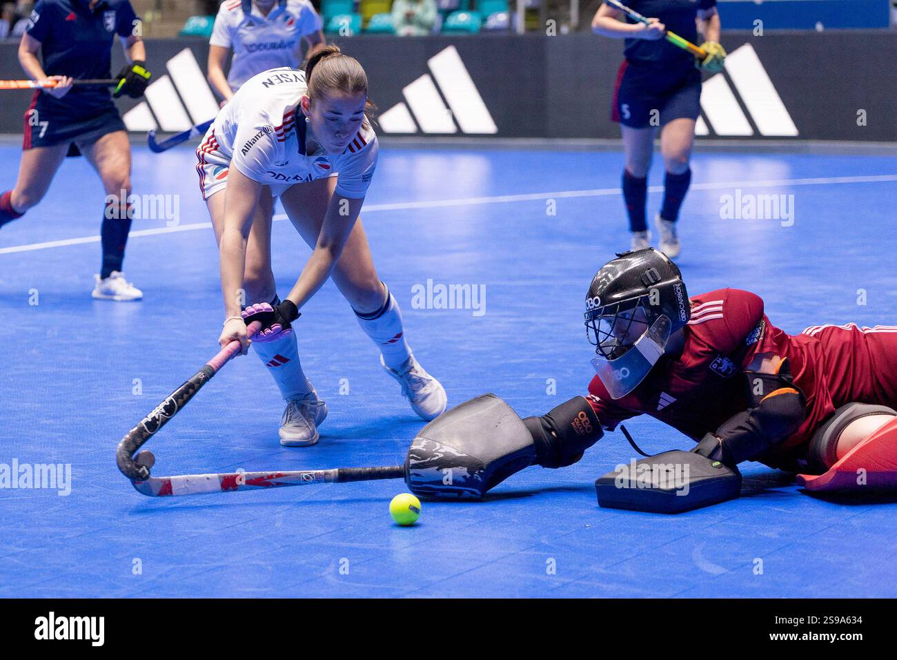 Alexine Matthysen (Mannheimer HC #16) & Femke Jovy (D?sseldorfer HC #1 ...