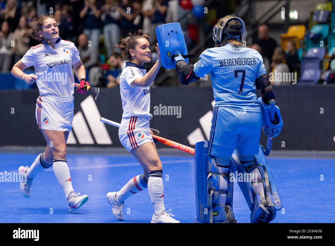 Fiona Felber (Mannheimer HC #6) klascht nach dem Ausgleich zum 4:4 mit ...