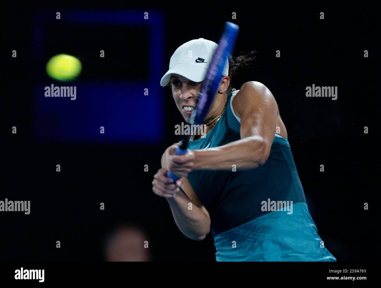 (250125) -- MELBOURNE, Jan. 25, 2025 (Xinhua) -- Madison Keys hits a ...