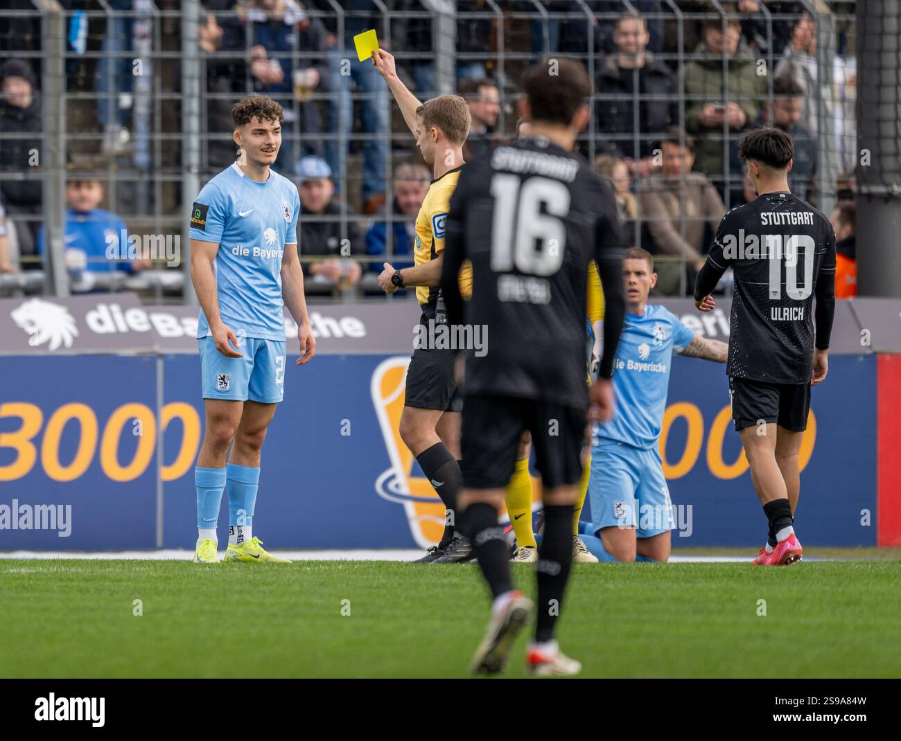 Sean Dulic (TSV 1860 Muenchen, #25) bekommt von Jarno Wienefeld ...