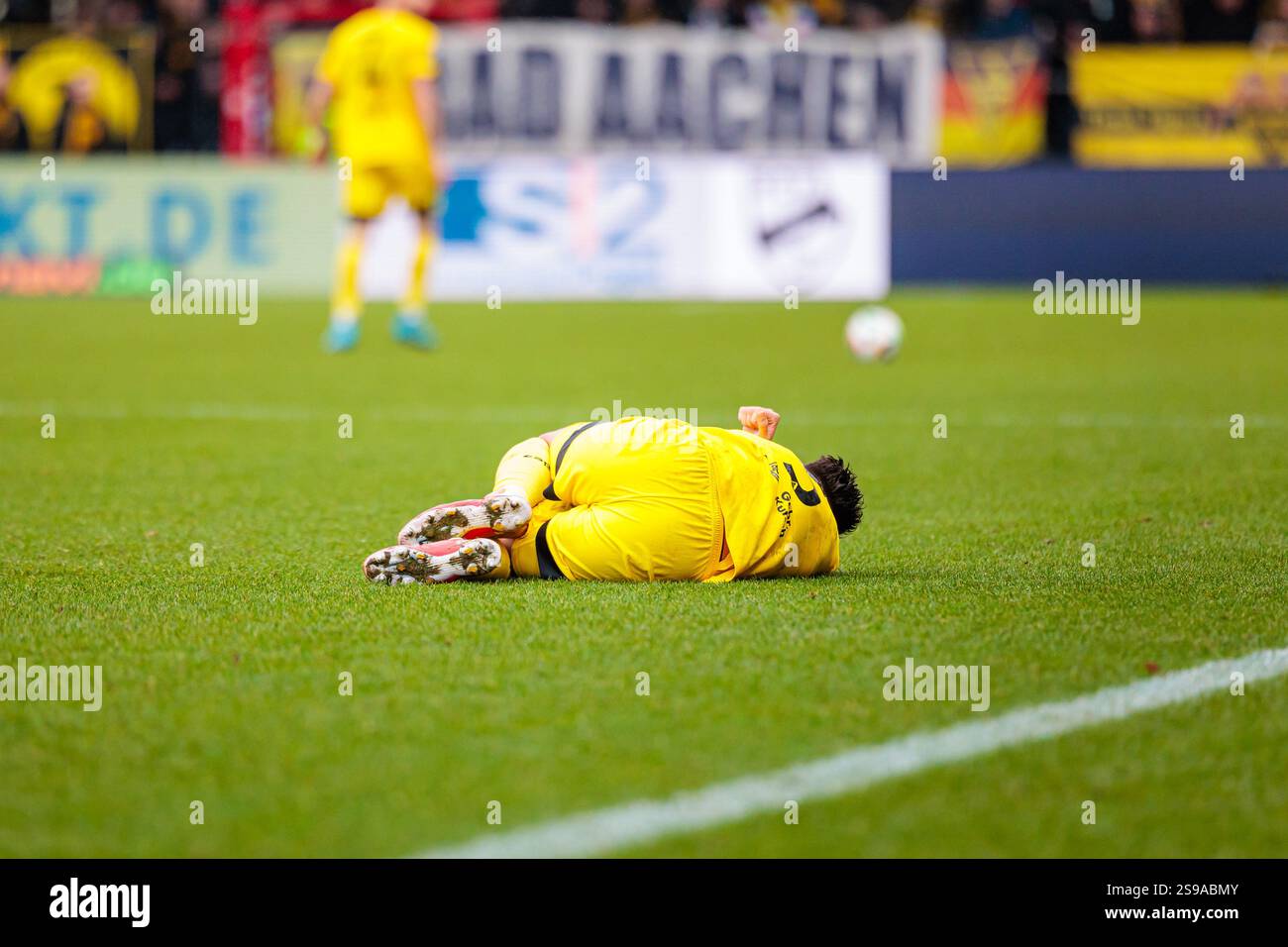 Sasa Strujic (Alemannia Aachen, #05) liegt am Boden GER, SC Verl vs. Alemannia Aachen, Fussball ...