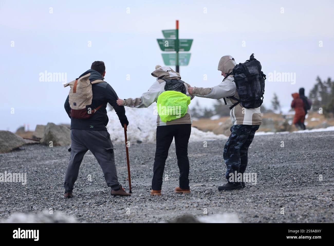 dpatop - 25 January 2025, Saxony-Anhalt, Schierke: People walk along ...