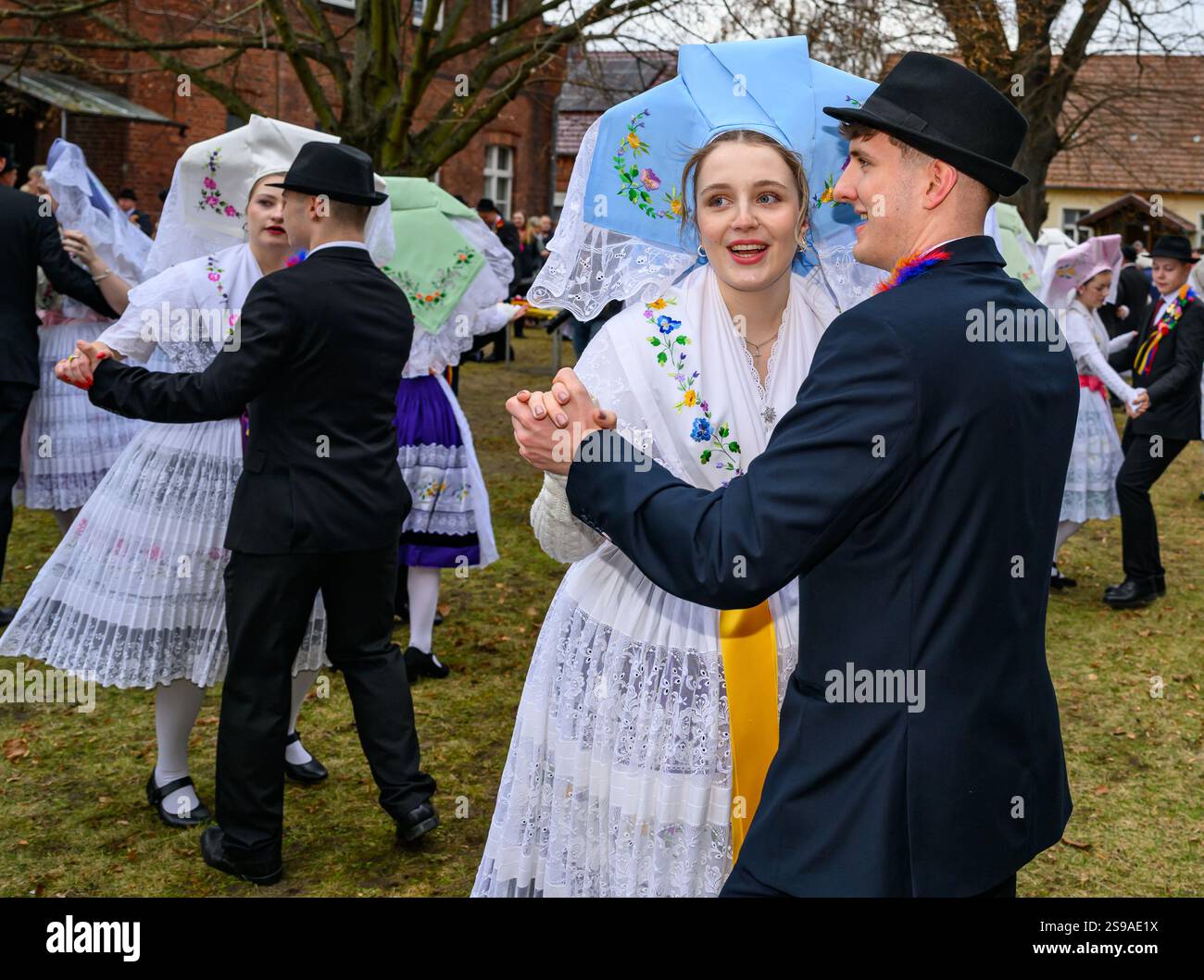 25 January 2025, Brandenburg, Werben: Couples in traditional Wendish ...