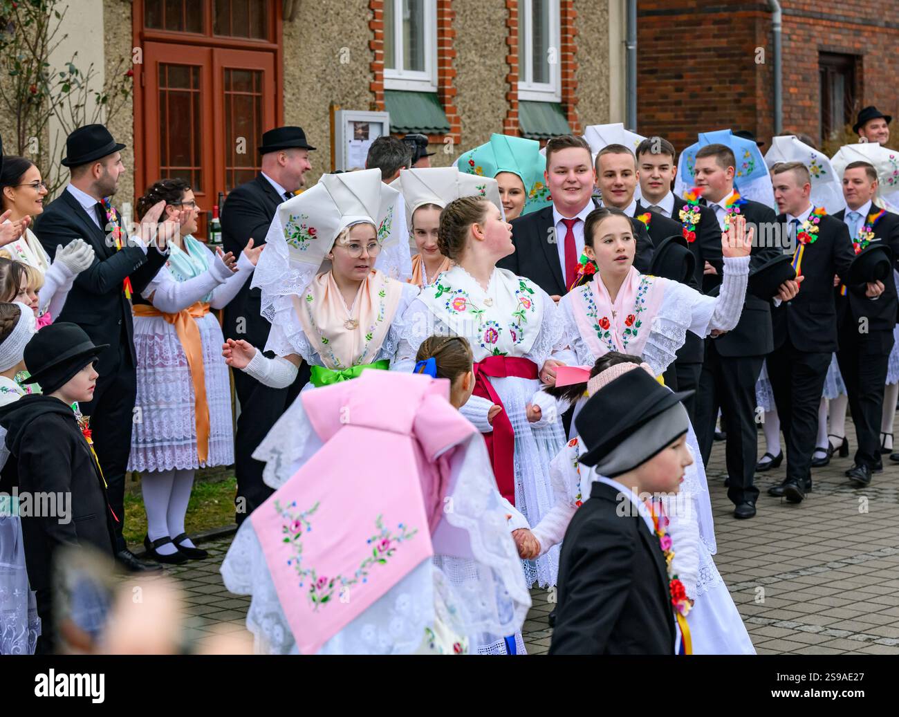 25 January 2025, Brandenburg, Werben: Couples in traditional Wendish ...