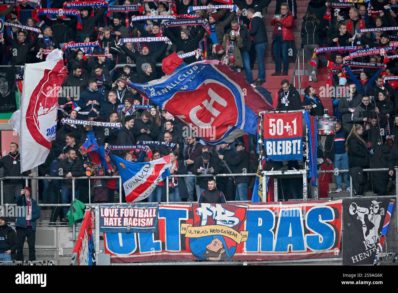 Fanblock, Fans, Fankurve, Flaggen, Fahnen, Stimmung, stimmungsvoll 1 ...