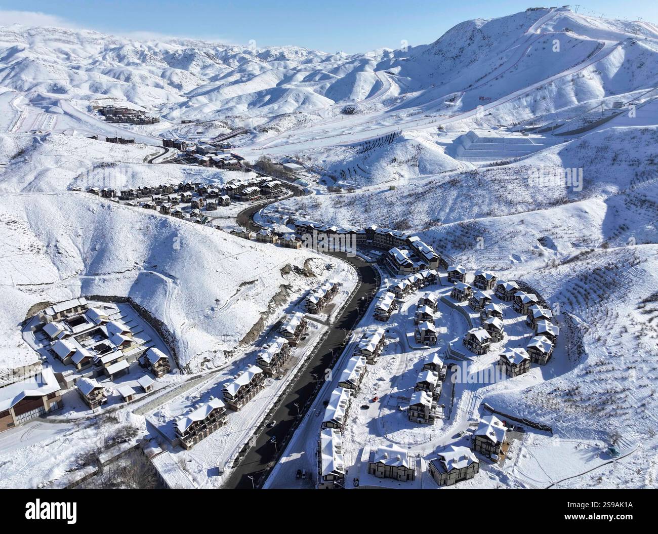 (250125) -- ALTAY, Jan. 25, 2025 (Xinhua) -- An aerial drone photo ...