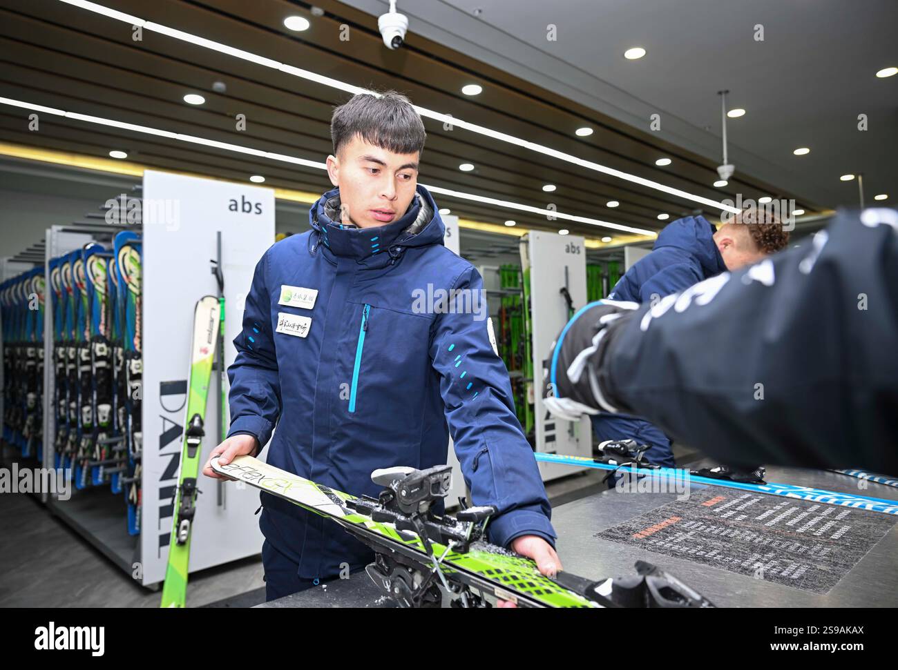 (250125) -- ALTAY, Jan. 25, 2025 (Xinhua) -- A staff member arranges ...