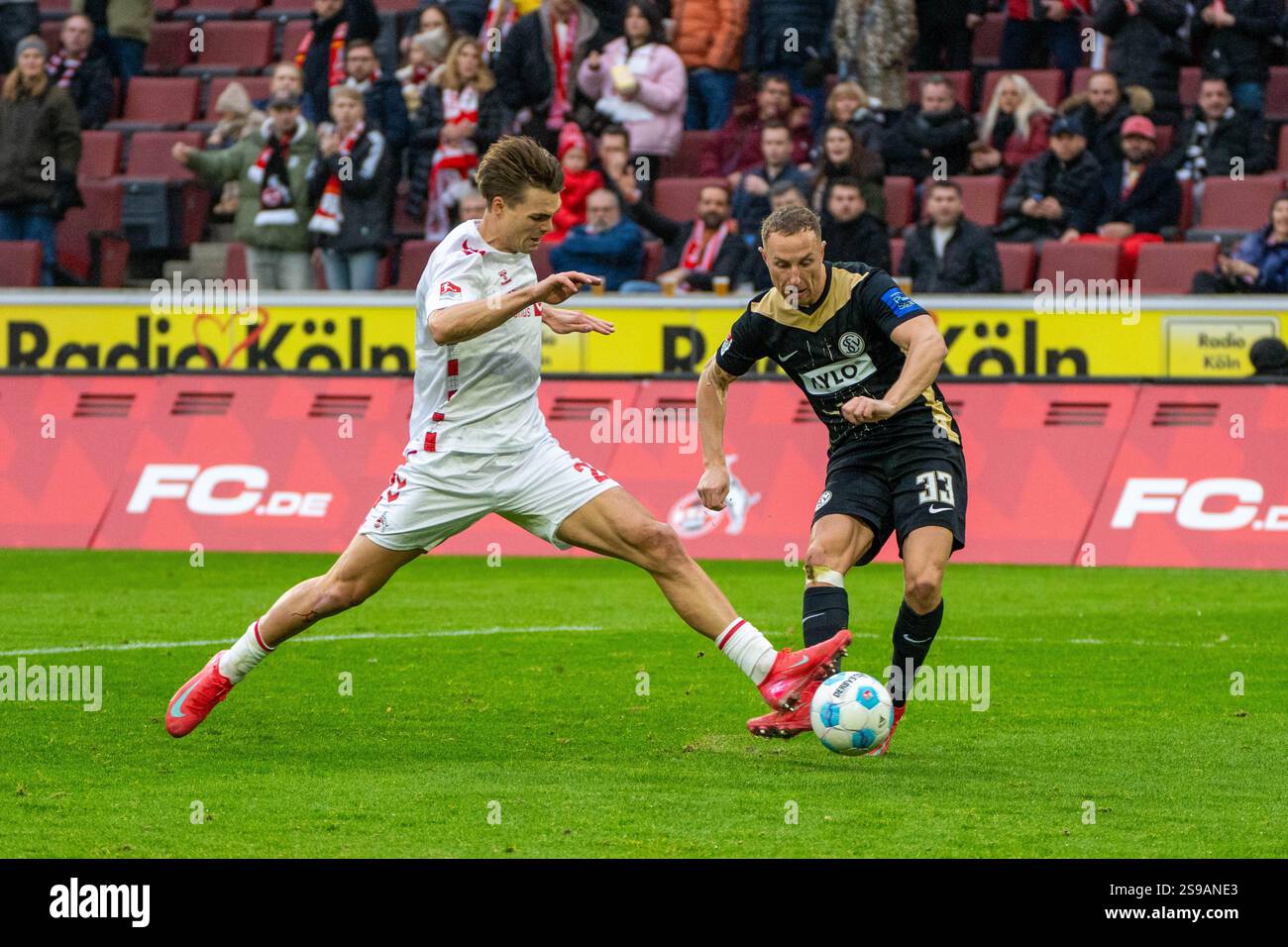 Benno Schmitz (1. FC Koeln, #02) blockt einen Schuss von Maurice ...