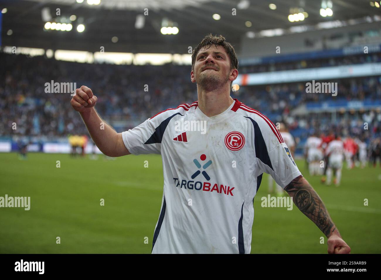 Siegerfaust David Kownacki (Fortuna Düsseldorf, #24), Karlsruher SC vs ...