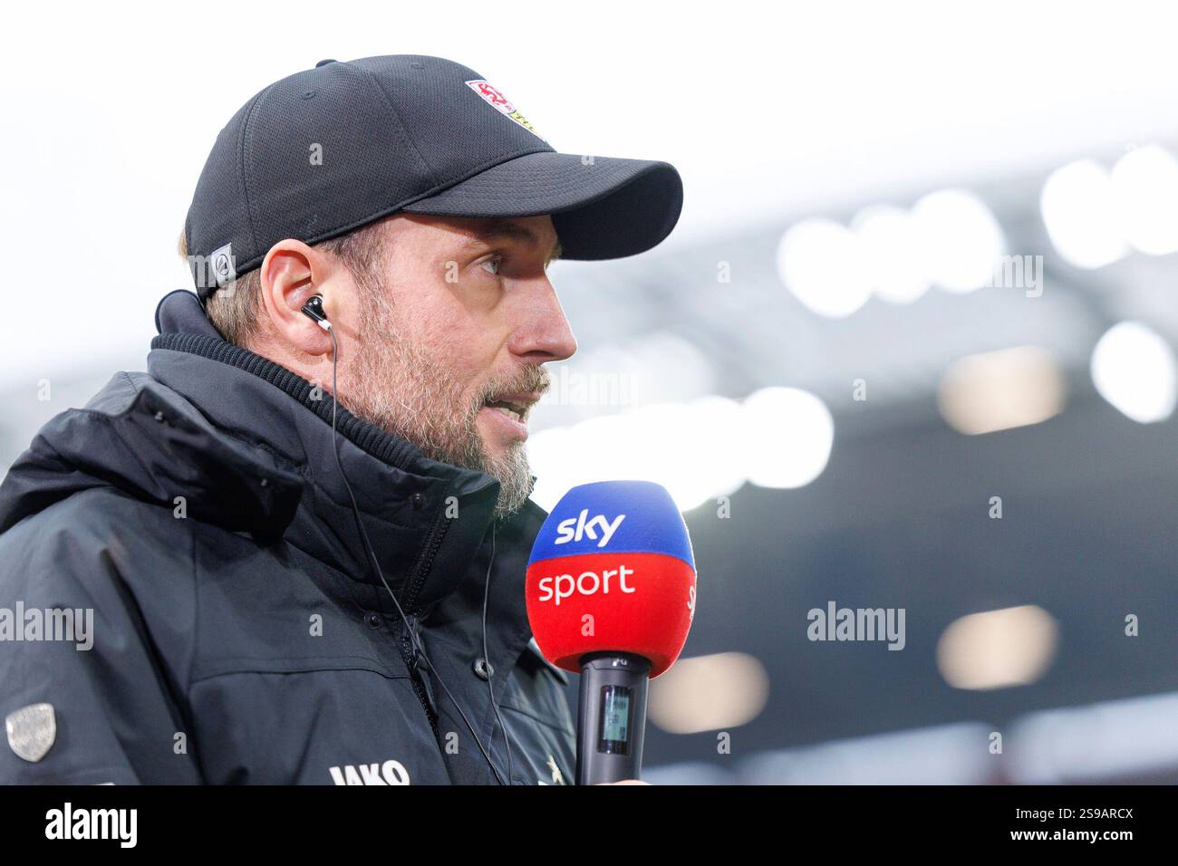 Sebastian Hoene? (VfB Stuttgart, Cheftrainer) vor dem Spiel im ...