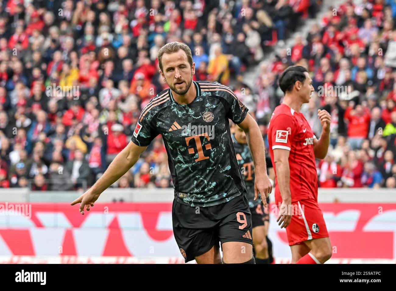 Jubel zun Tor zum 0:1 durch Harry Kane (FC Bayern Muenchen, #09) GER ...