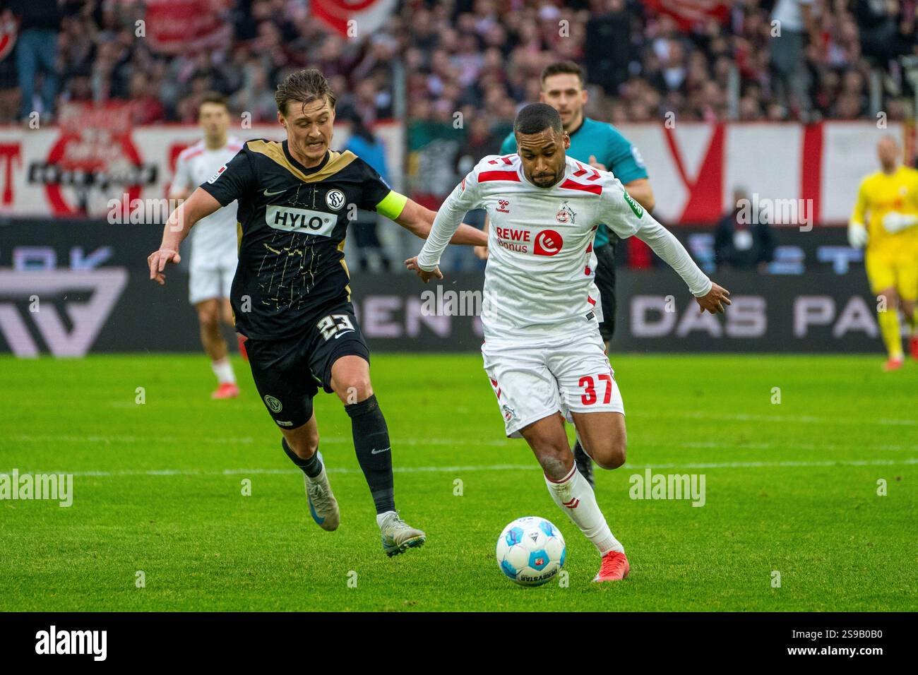 Linton Maina (1. FC Koeln, #37) im Duell mit Carlo Sickinger (SV Elversberg, #23) 1. FC Koeln vs ...