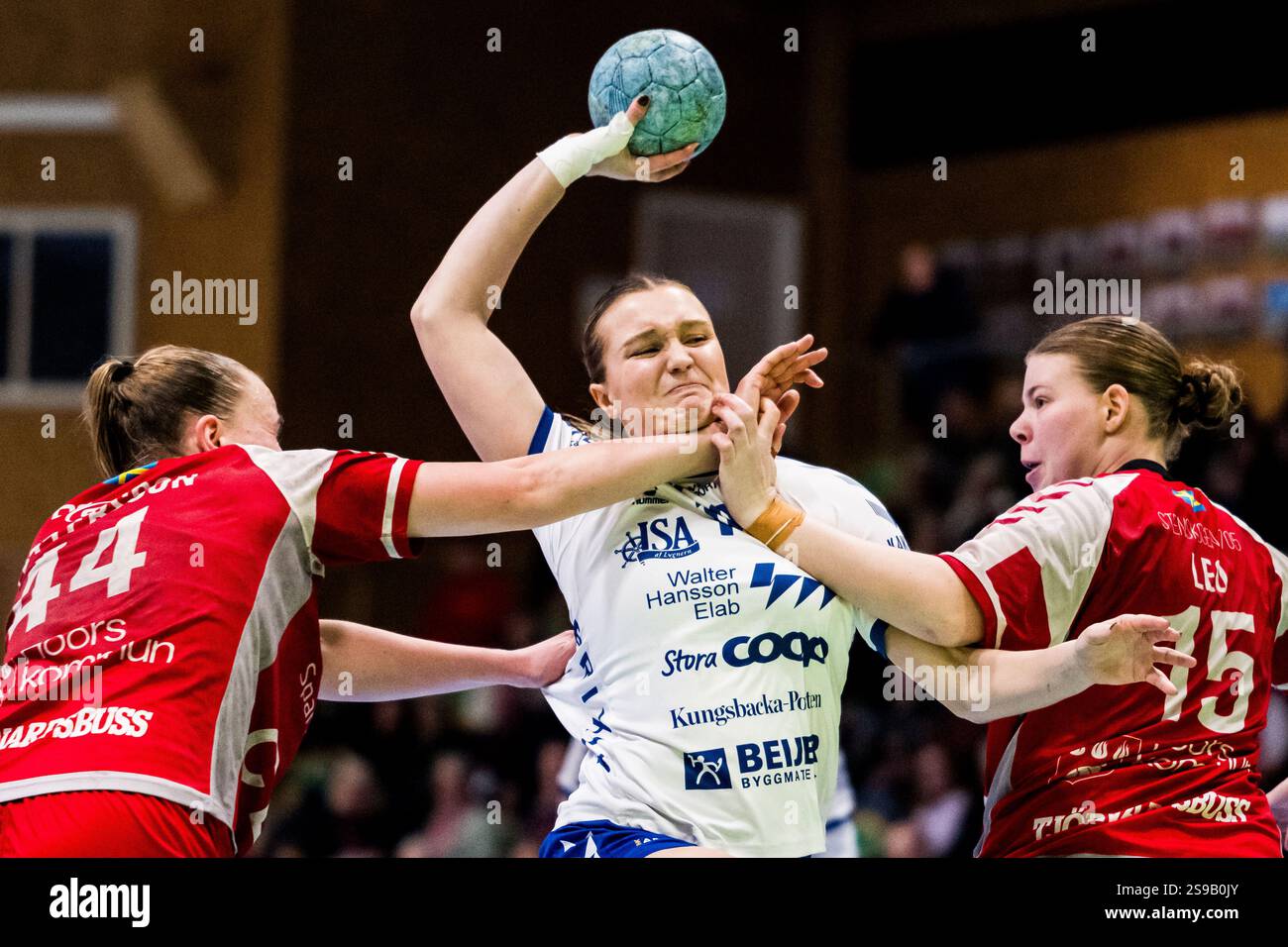 250125 Aranäs Elsa Bergqvist i kamp med H65 Höörs Wilma Pettersson och ...