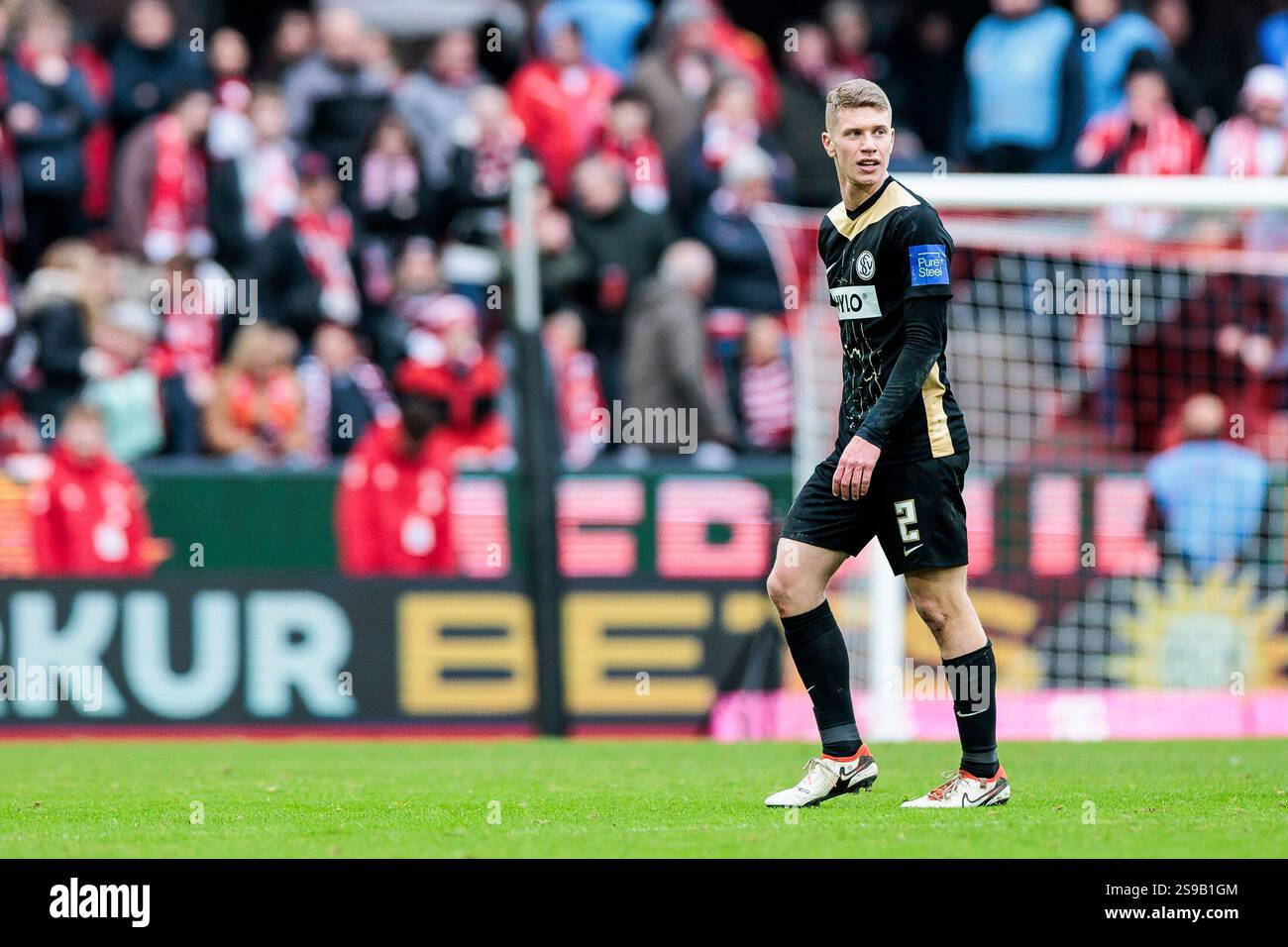 Elias Baum (SV 07 Elversberg, 2) muss mit Gelb-Rot vom Platz 2. Fu?ball Bundesliga, 1. FC K?ln ...