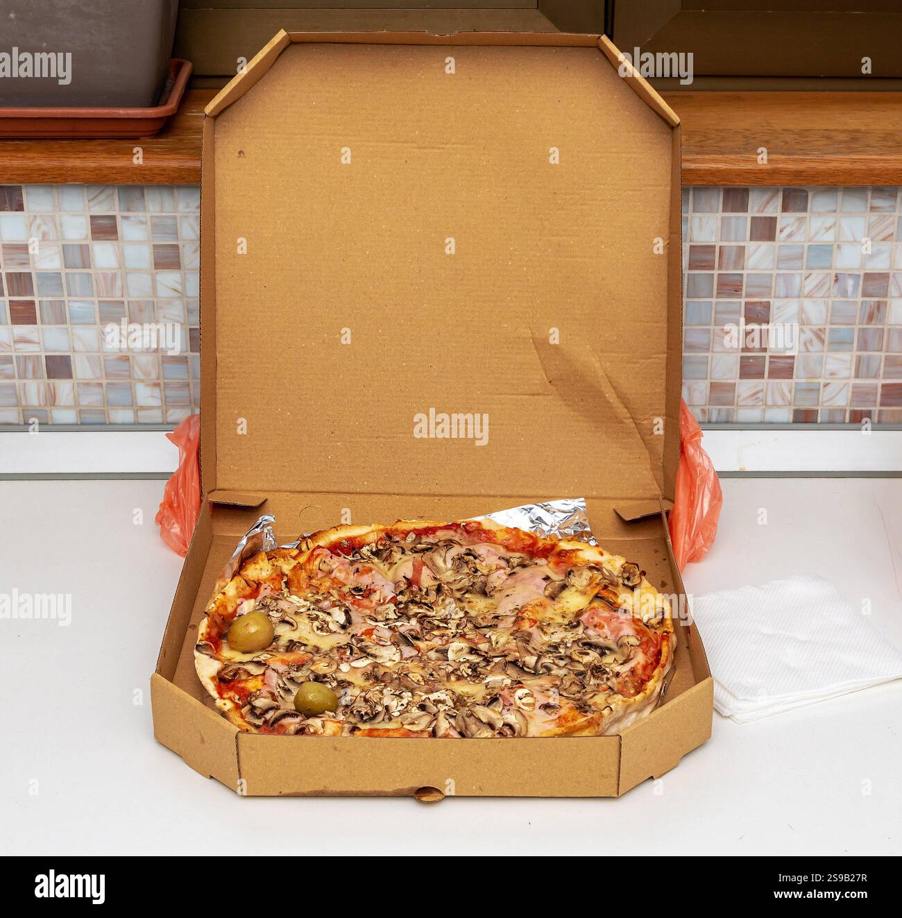 Open cardboard box with baked pizza inside Stock Photo - Alamy