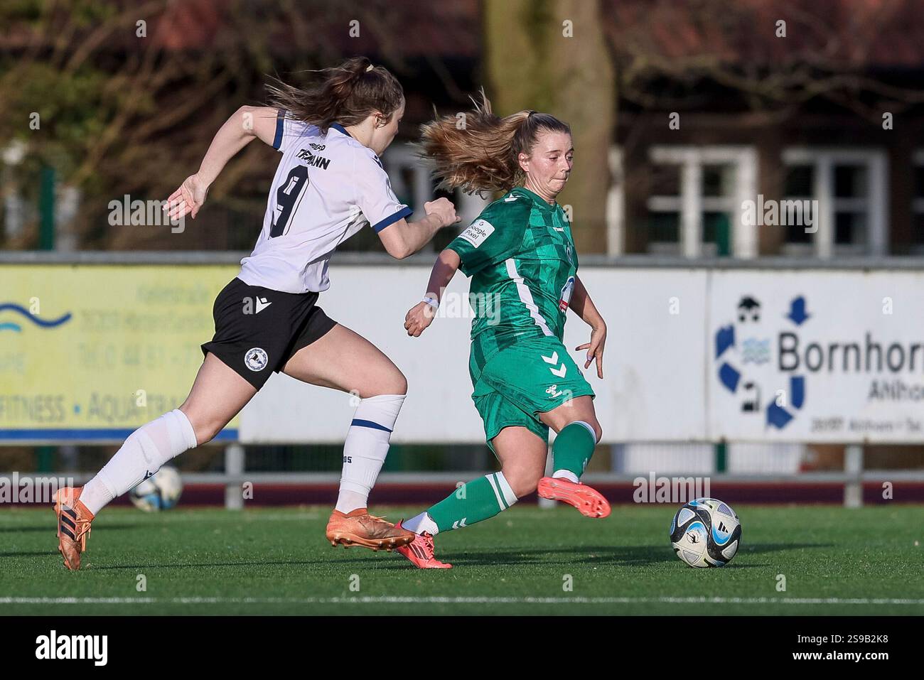 v.li.: Sophia Thiemann (Arminia Bielefeld, 9)nund Ricarda Walkling (SV Werder Bremen, 13) im ...