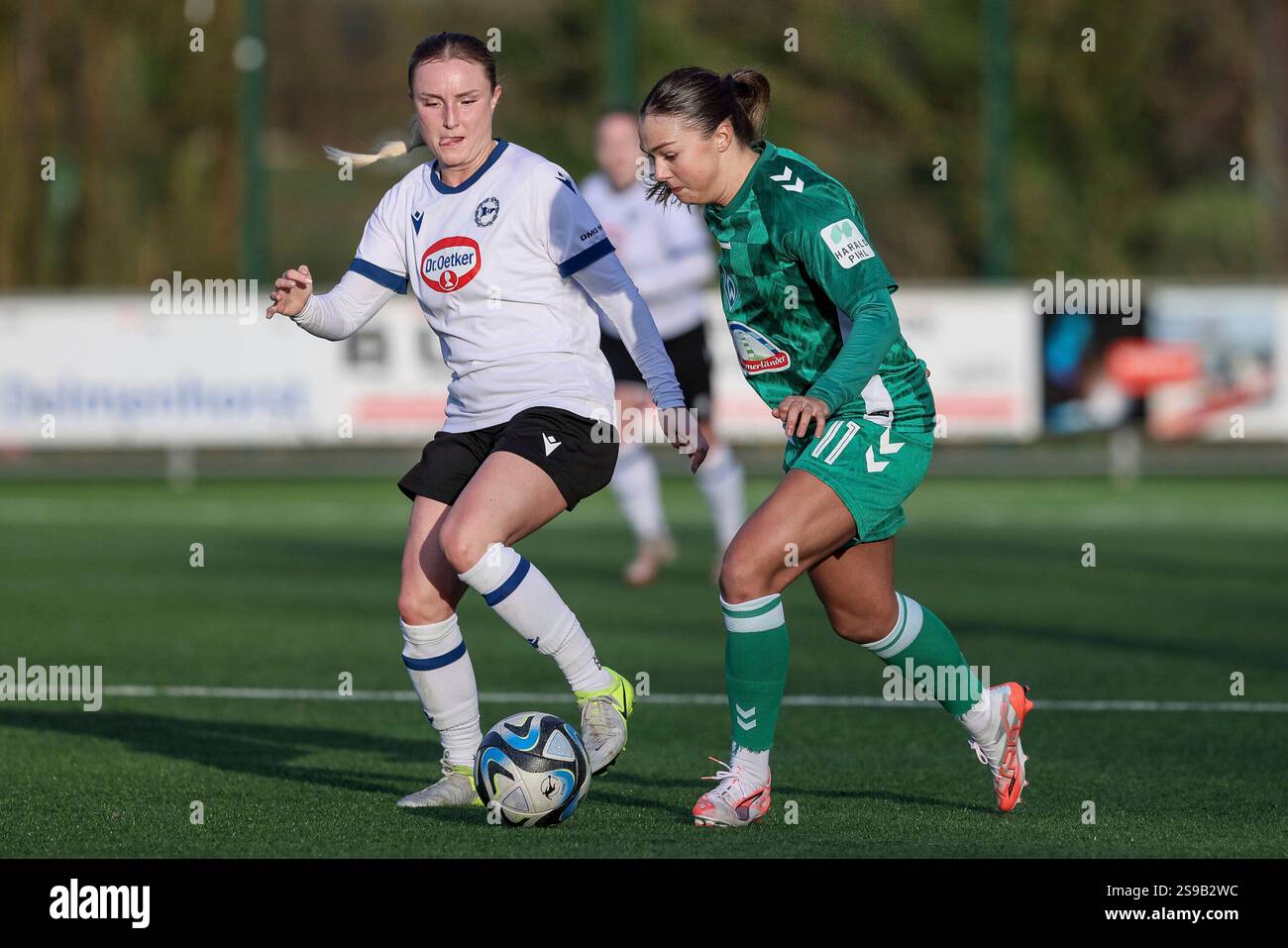 v.li.: Jocelyn Hampel (Arminia Bielefeld, 27) und Maja Sternad (SV Werder Bremen, 11) im ...
