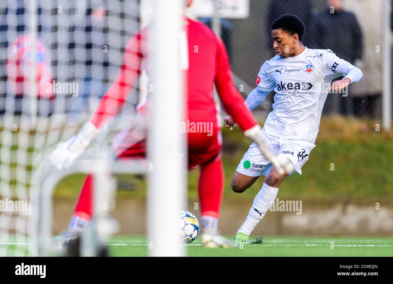 250125 Helsingborgs Samely Bomboko under träningsmatchen i fotboll ...