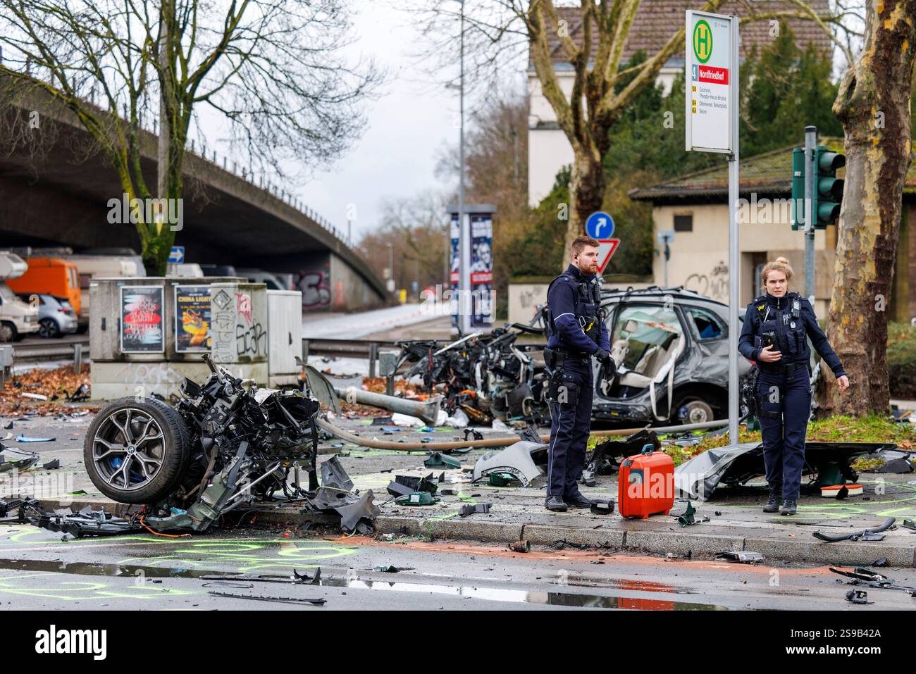 25 January 2025, Duesseldorf: Police officers at the scene of the ...
