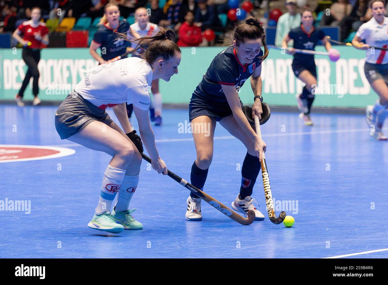 Katharina Kirschbaum (Der Club an der Alster #8) & Stefanie Wendt (Berliner HC #3) im Kampf um ...