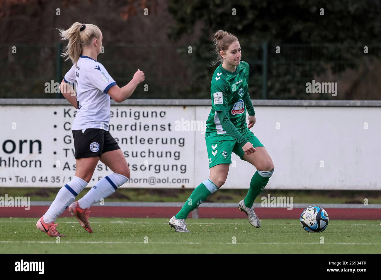 v.li.: Celine Preuß (Arminia Bielefeld, 4) und Saskia Matheis (SV Werder Bremen, 19) im ...