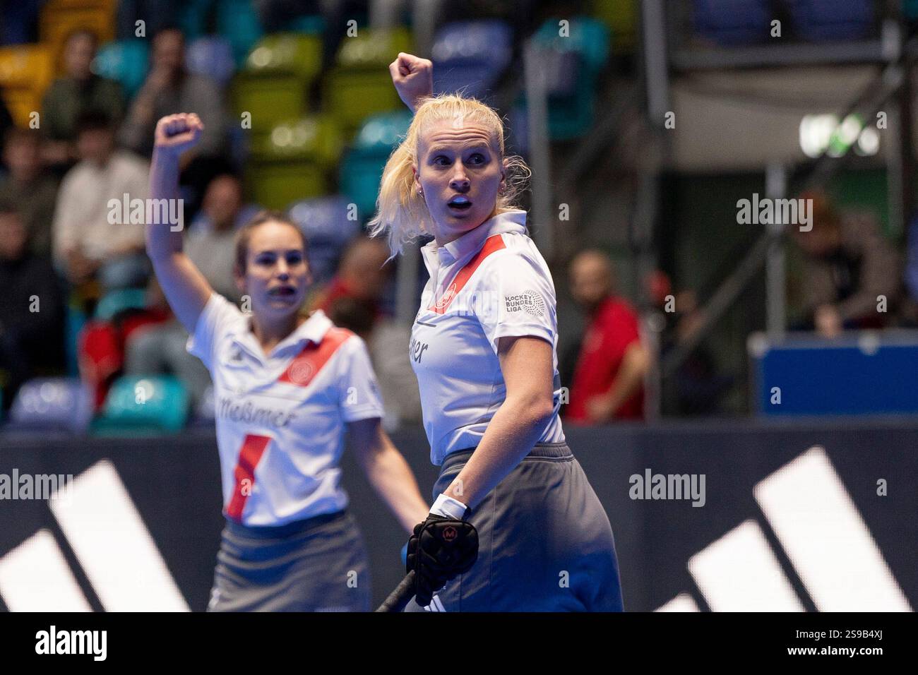 Emily Wolbers (Der Club an der Alster #24) jubelt, doch der Treffer ...